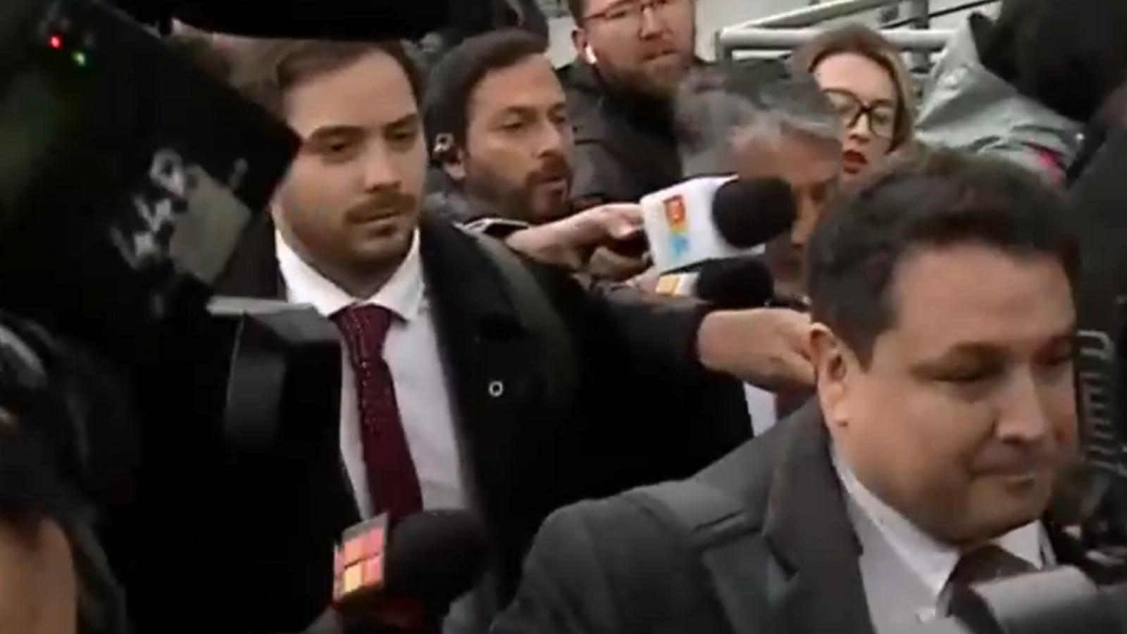 Así fue la caótica llegada de los abogados de Manuel Monsalve y la víctima al Centro de Justicia ...